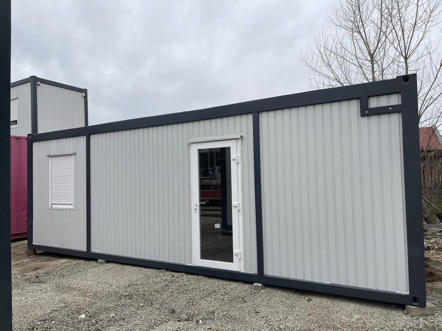 3x8 méteres szigetelt konténer fürdővel, hálóval | EXcont Container